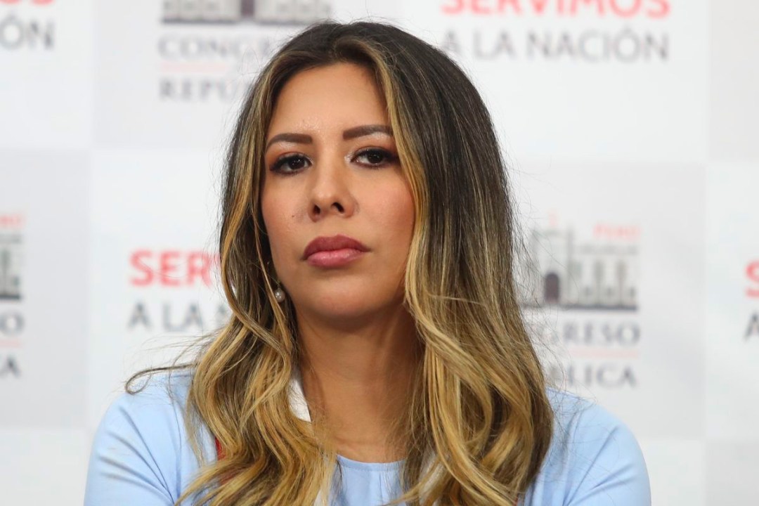Congresista Roselli Amuruz mintió al país - La Razón