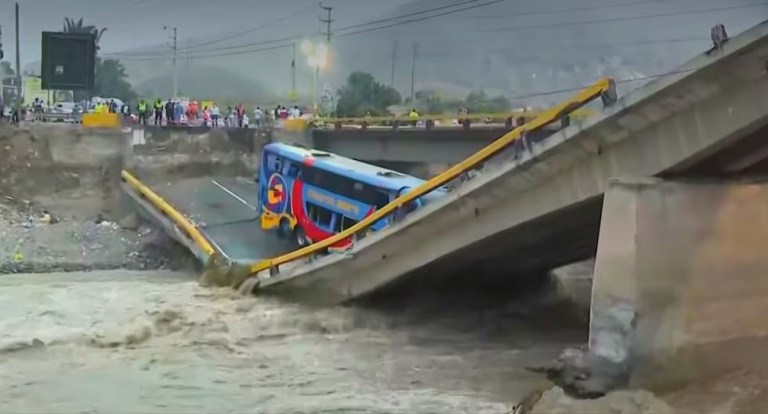 ¡Tragedia! Puente de Chancay colapsa y provoca caída de bus al río ...
