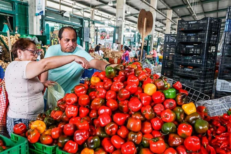 Mercado mayorista de Lima recibe 10,000 toneladas de productos - La Razón
