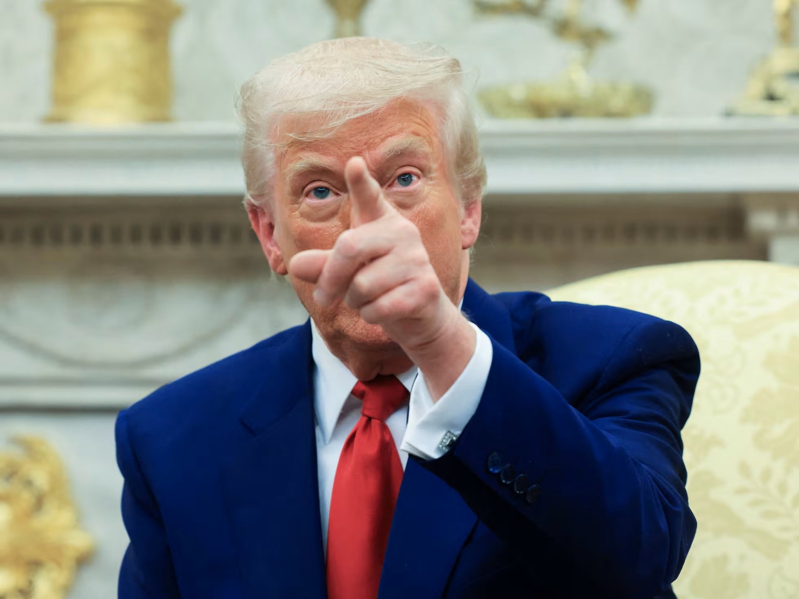 Trump eleva aranceles a China hasta el 104 % - La Razón