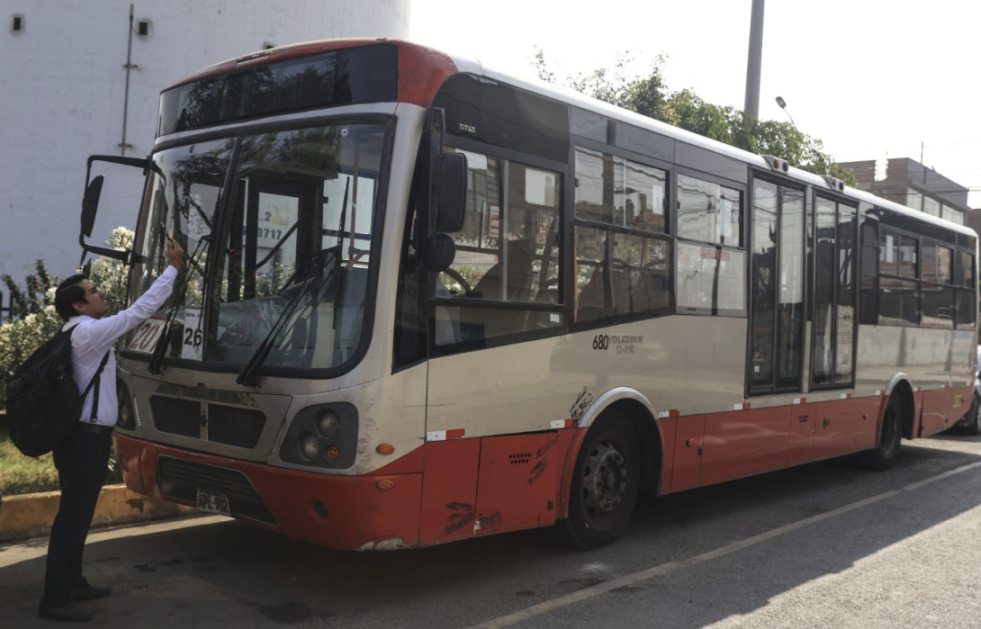 Balean a bus del Corredor Rojo con pasajeros a bordo - La Razón
