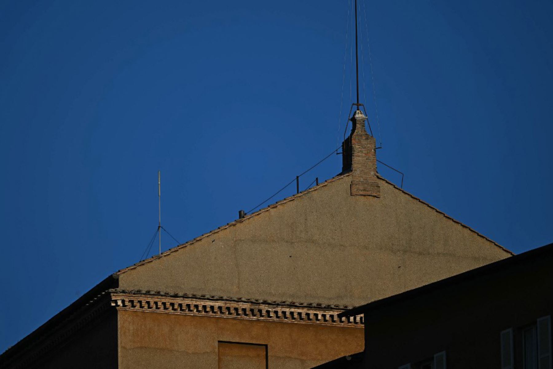 El Vaticano instala la chimenea que revelará al próximo Papa - La Razón