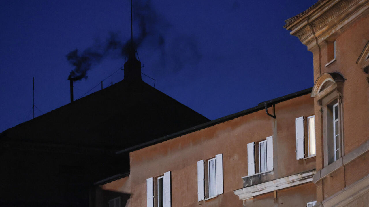 Humo negro en el Vaticano - La Razón