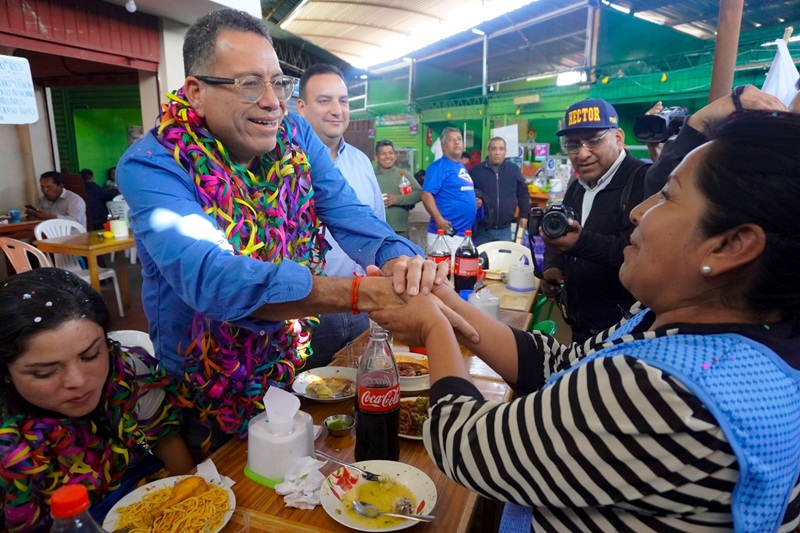 Phillip Butters, precandidato presidencial de Avanza País, visita Tacna ...