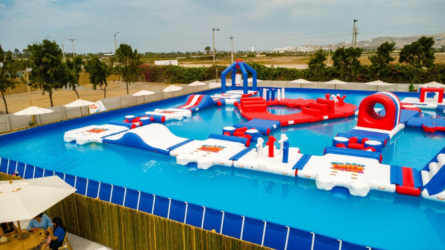 Boulevard de Asia inaugura parque inflable acuático - La Razón
